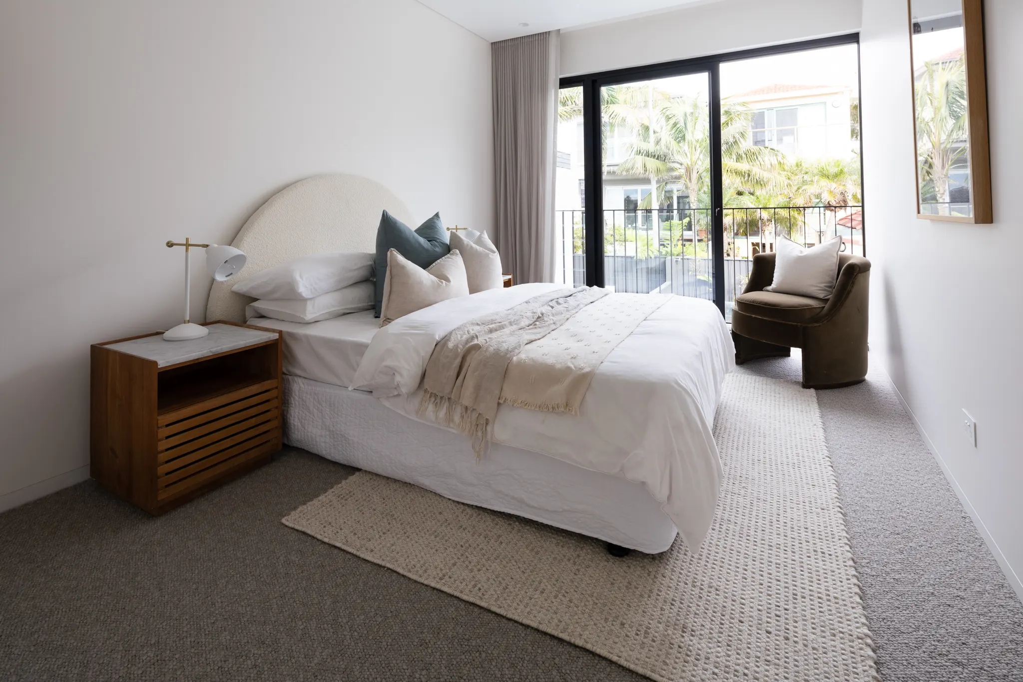 Architecturally inspired bedroom design by Pamment Projects in Rose Bay ...